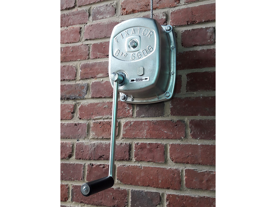 Treuil électrique avec fixation murale standard pour basket charpente